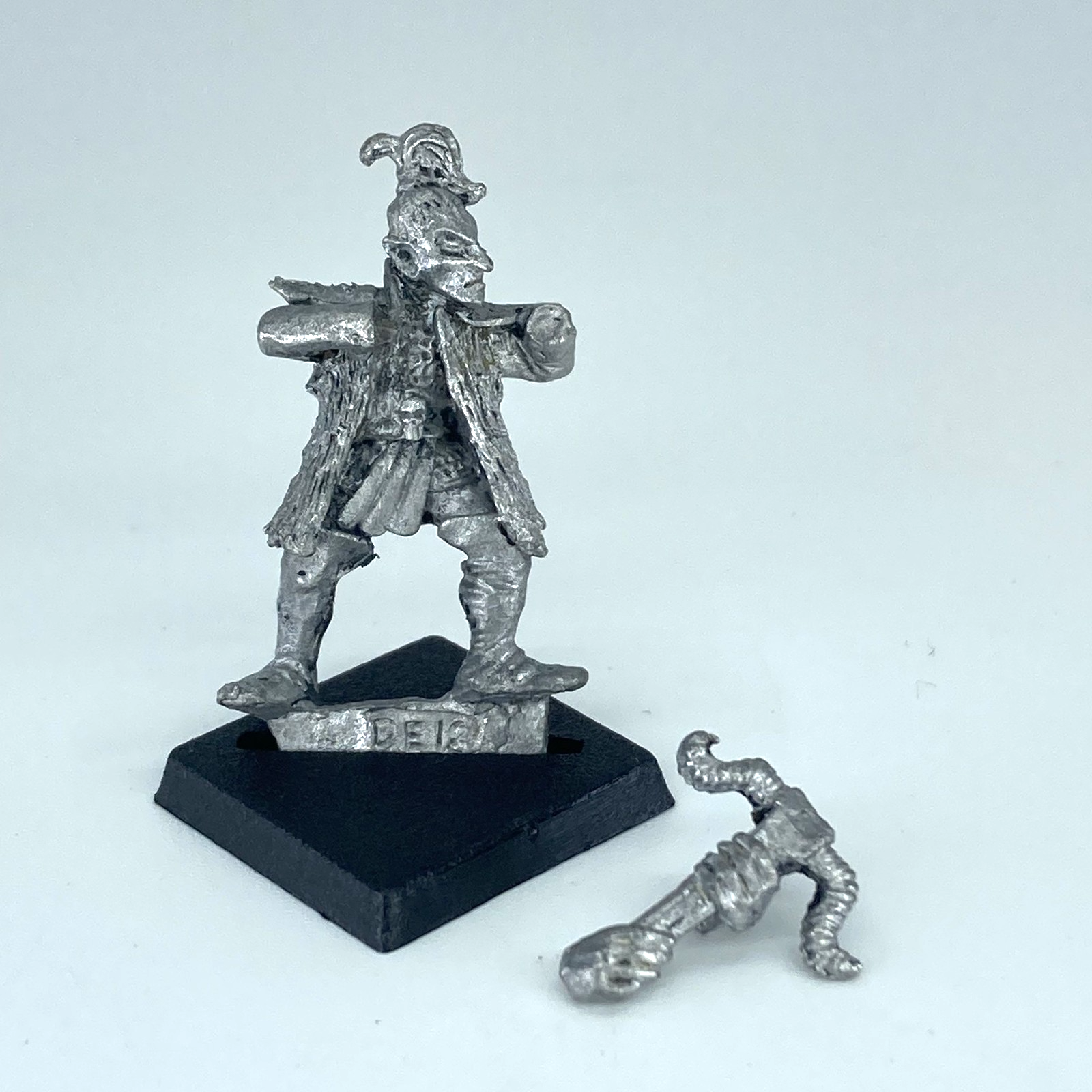 Dark Elf with Crossbow - Dark Elves - Warhammer Citadel Classic Metal