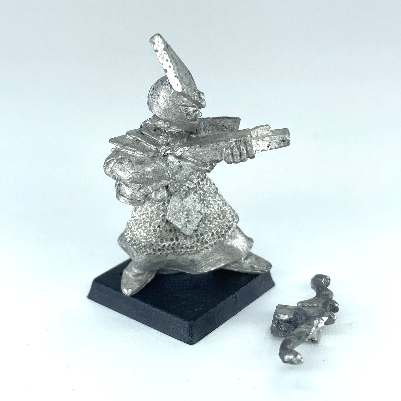Dark Elf with Crossbow - Dark Elves - Warhammer Citadel Classic Metal